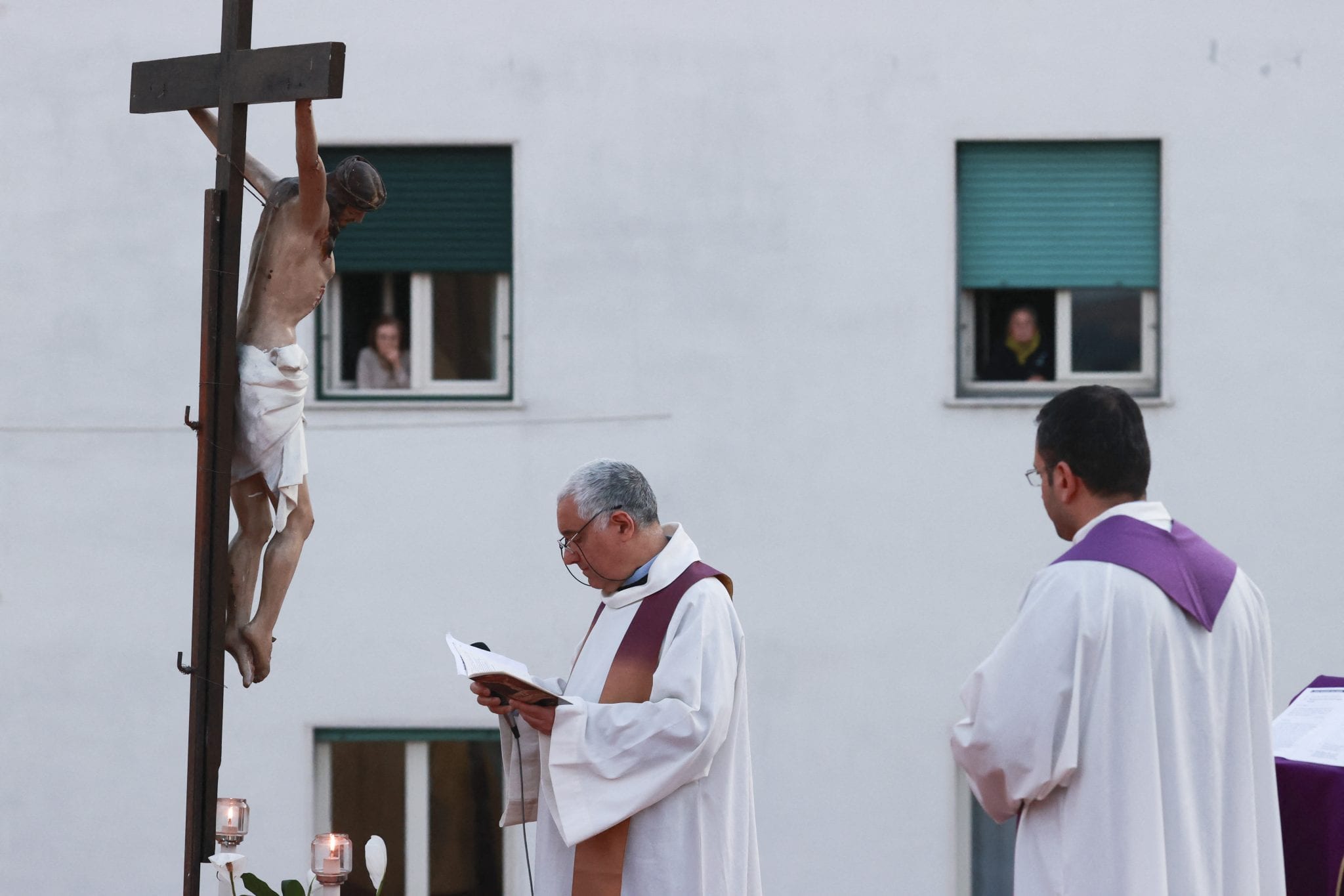 Pope: Personnel, priests caring for COVID-19 patients are heroes | Crux