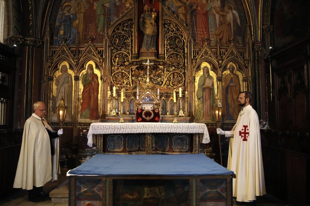 Crown of Thorns relic saved from Notre Dame presented again to public ...