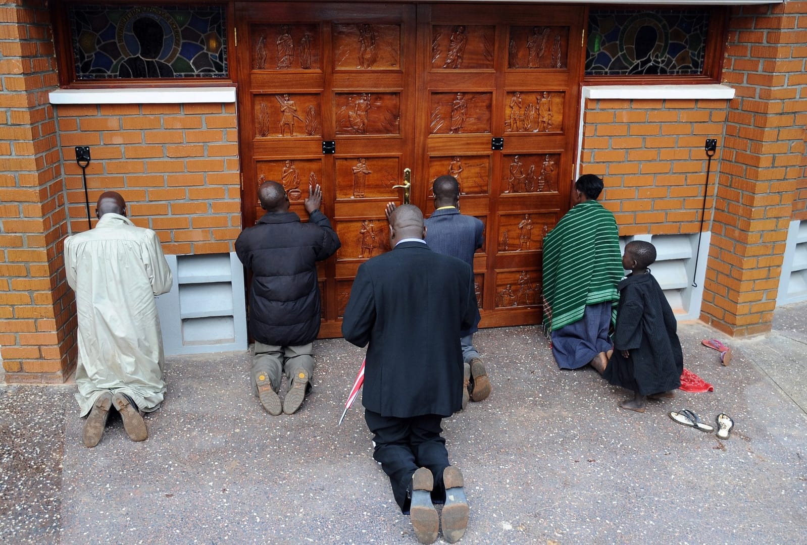 Pilgrims by the thousands trek to Ugandan shrine to recall 22 martyrs ...