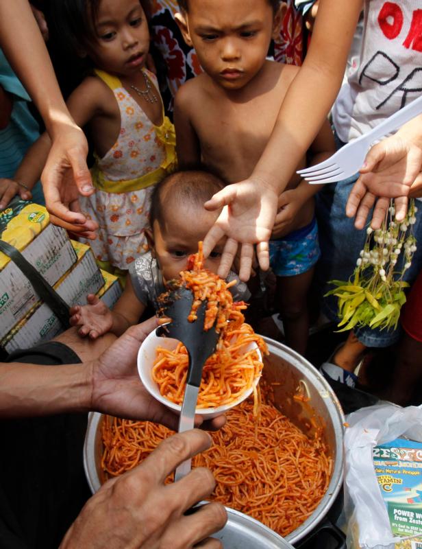 Bishops ask Filipinos to bring gifts for poor to Mass | Crux