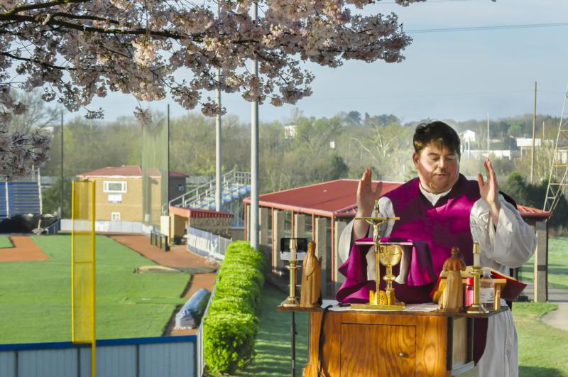 Tennessee priest brings Mass to homebound students from school parking ...