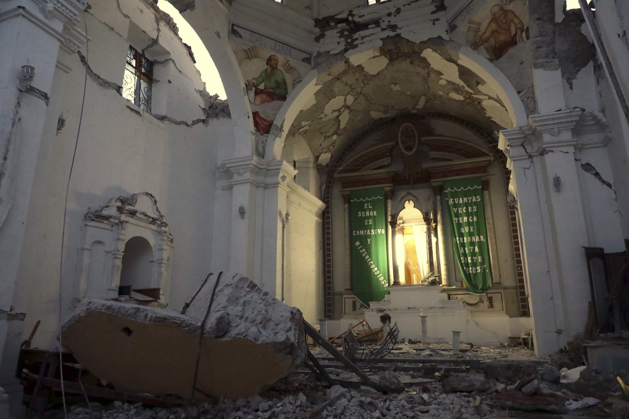 Mexican family mourns 11 dead after church falls at baptism | Crux
