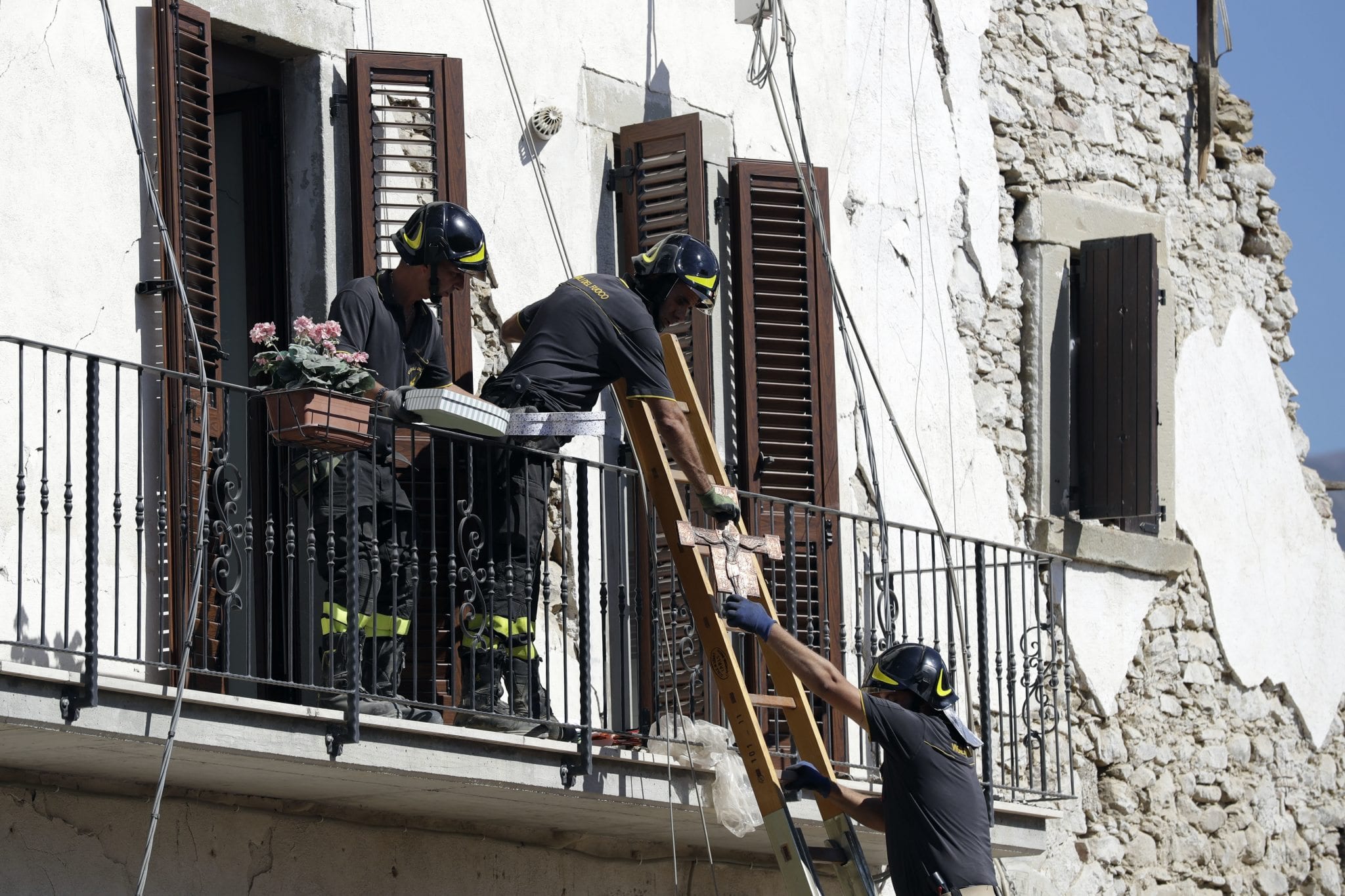 Mass for quake victims features ladders, helmets of rescue workers | Crux