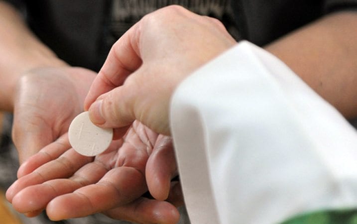 Communion in the hand vs. Communion on the tongue | Crux