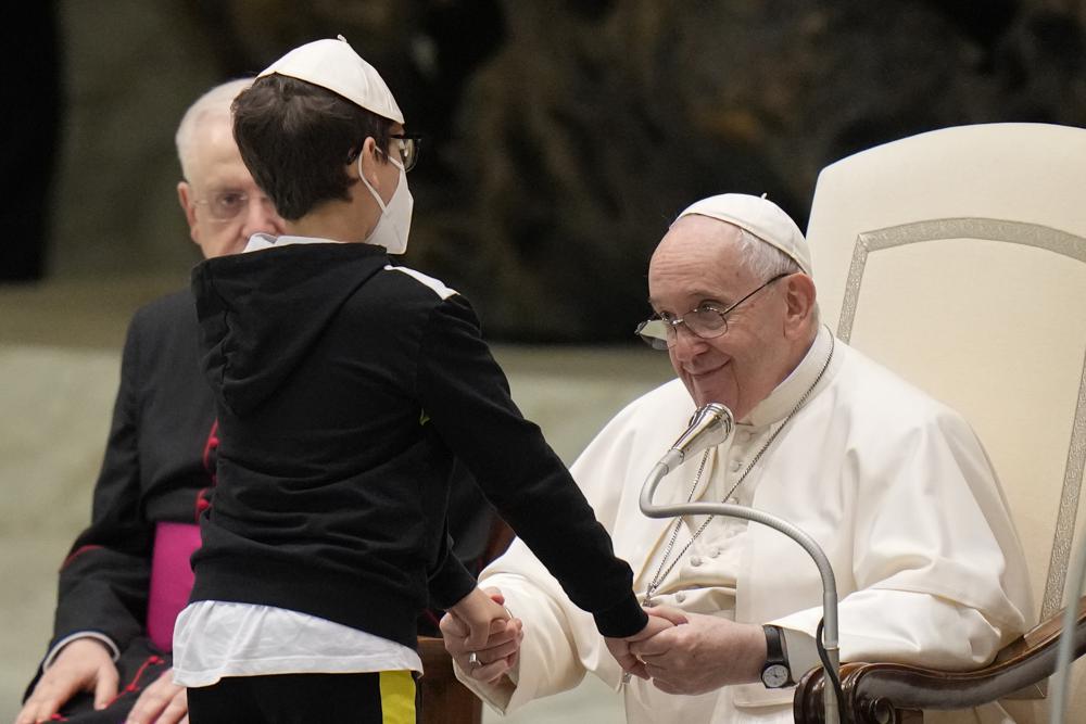 Pope praises freedom of children after boy gets a skullcap | Crux
