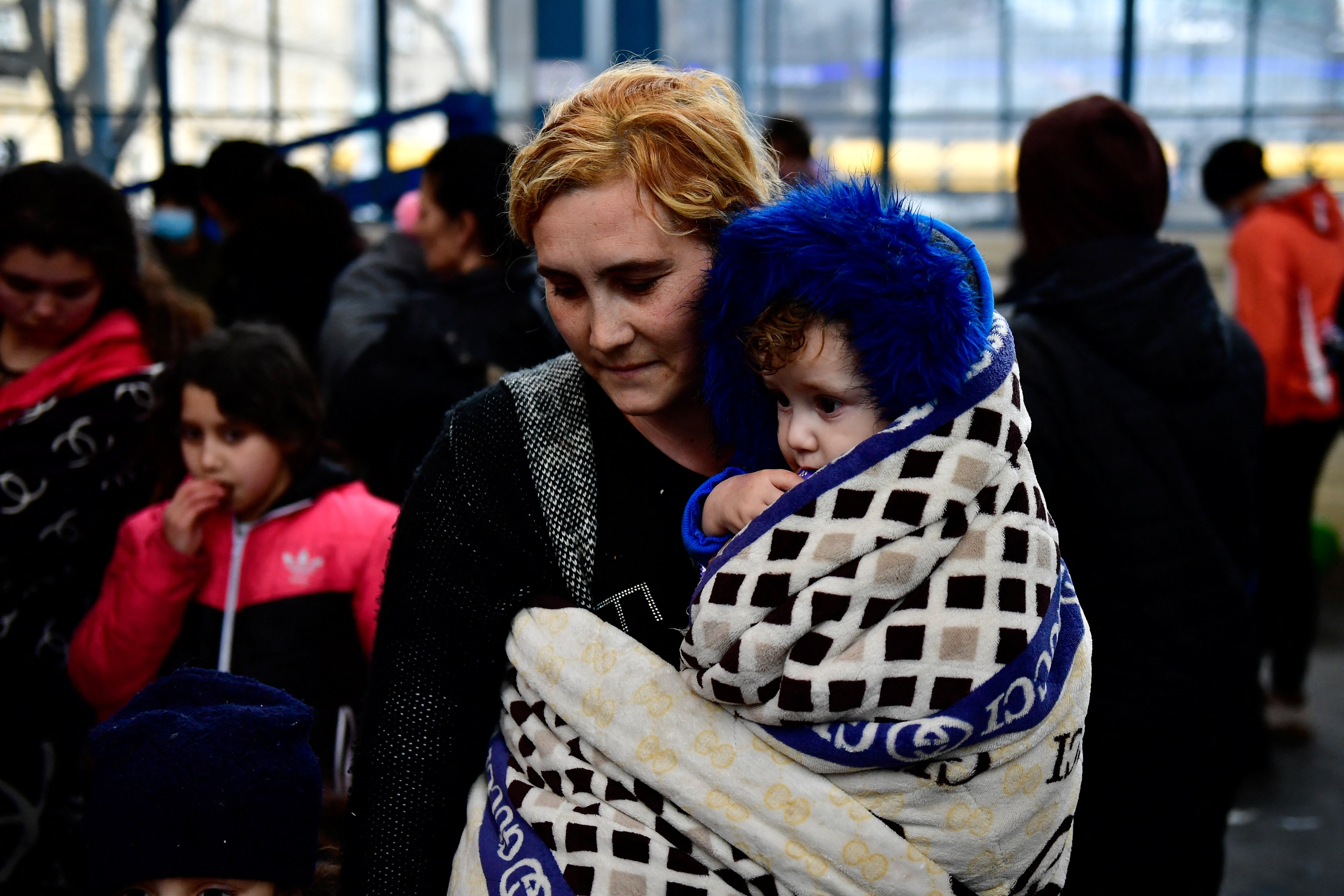 Fleeing war: Volunteers pitch in with agencies to evacuate Ukrainians ...