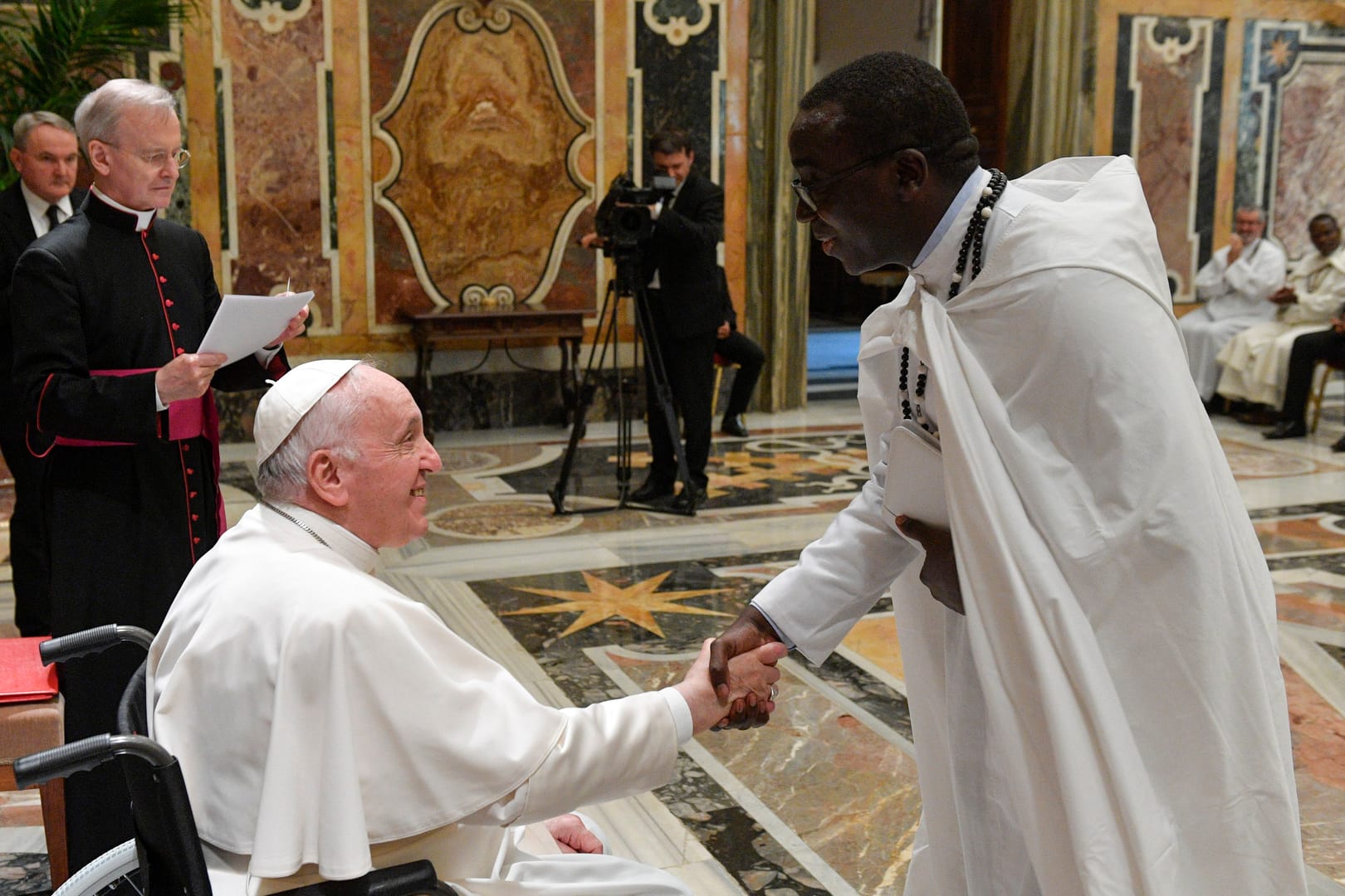 Pope calls priestly celibacy ‘a gift,’ says friendship can make it ...