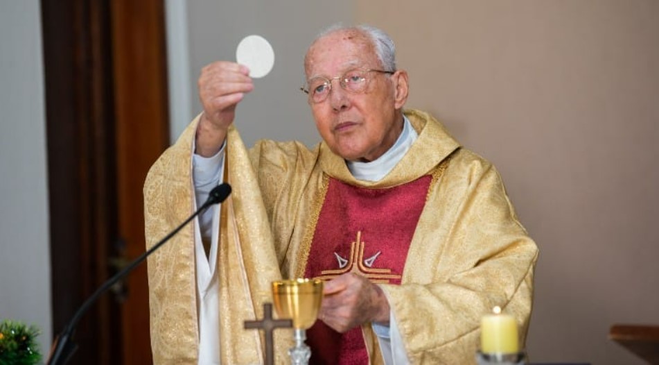 Controversial priest, leader of Brazilian charismatic group dies at 85 ...