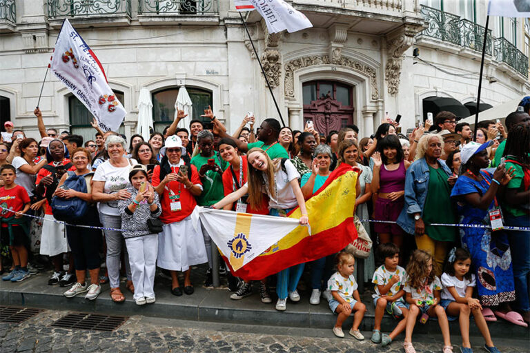 Leaving Lisbon, Pope tells WYD volunteers to be ‘surfers of love’ | Crux