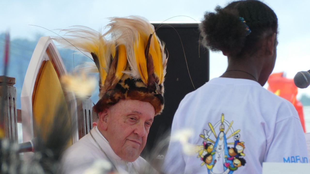 Suitcase-packing Pope delivers material and spiritual aid to the ...