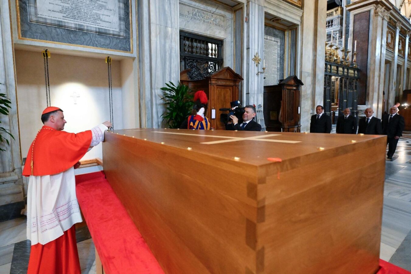 Francis, ‘the people’s pope,’ entombed in his favorite Roman basilica ...