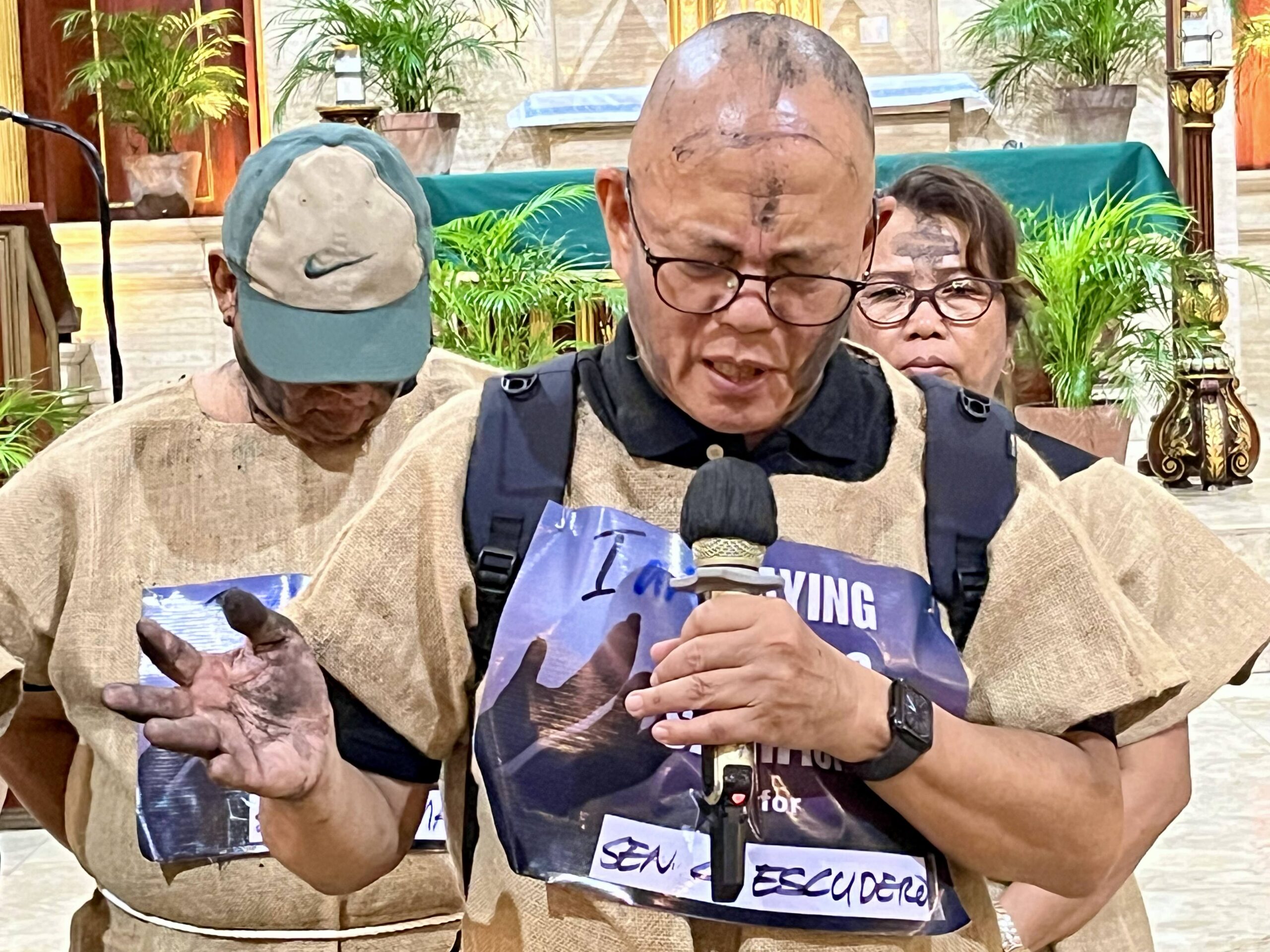 Filipino Catholic group wears ‘sackcloth and ashes’ to seek Duterte ...