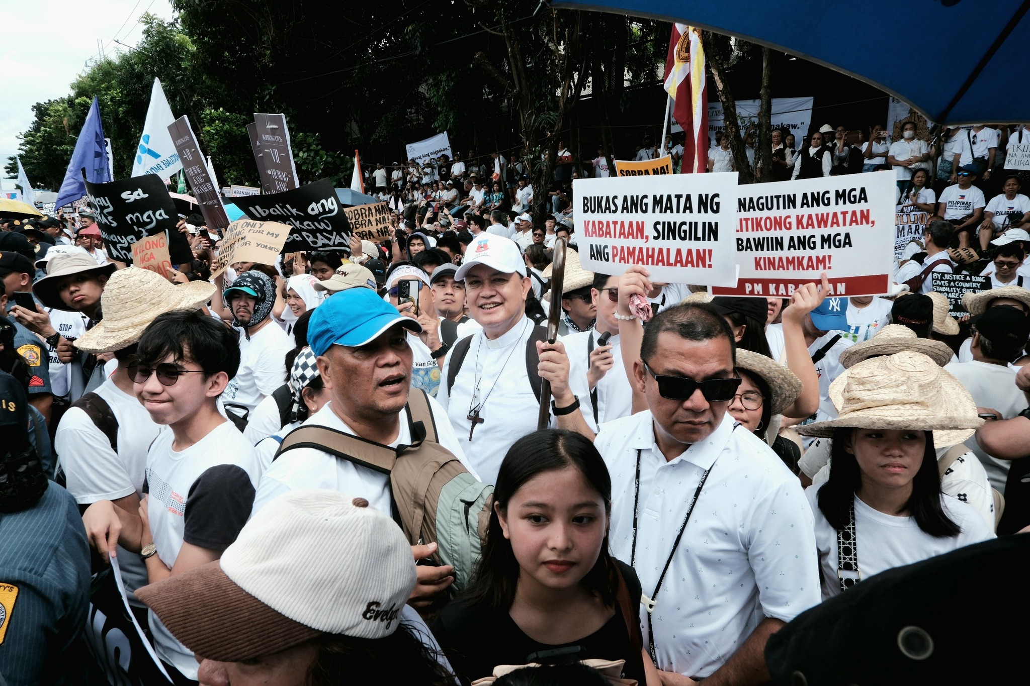 Catholic leaders urge Filipinos to wear white against corruption | Crux