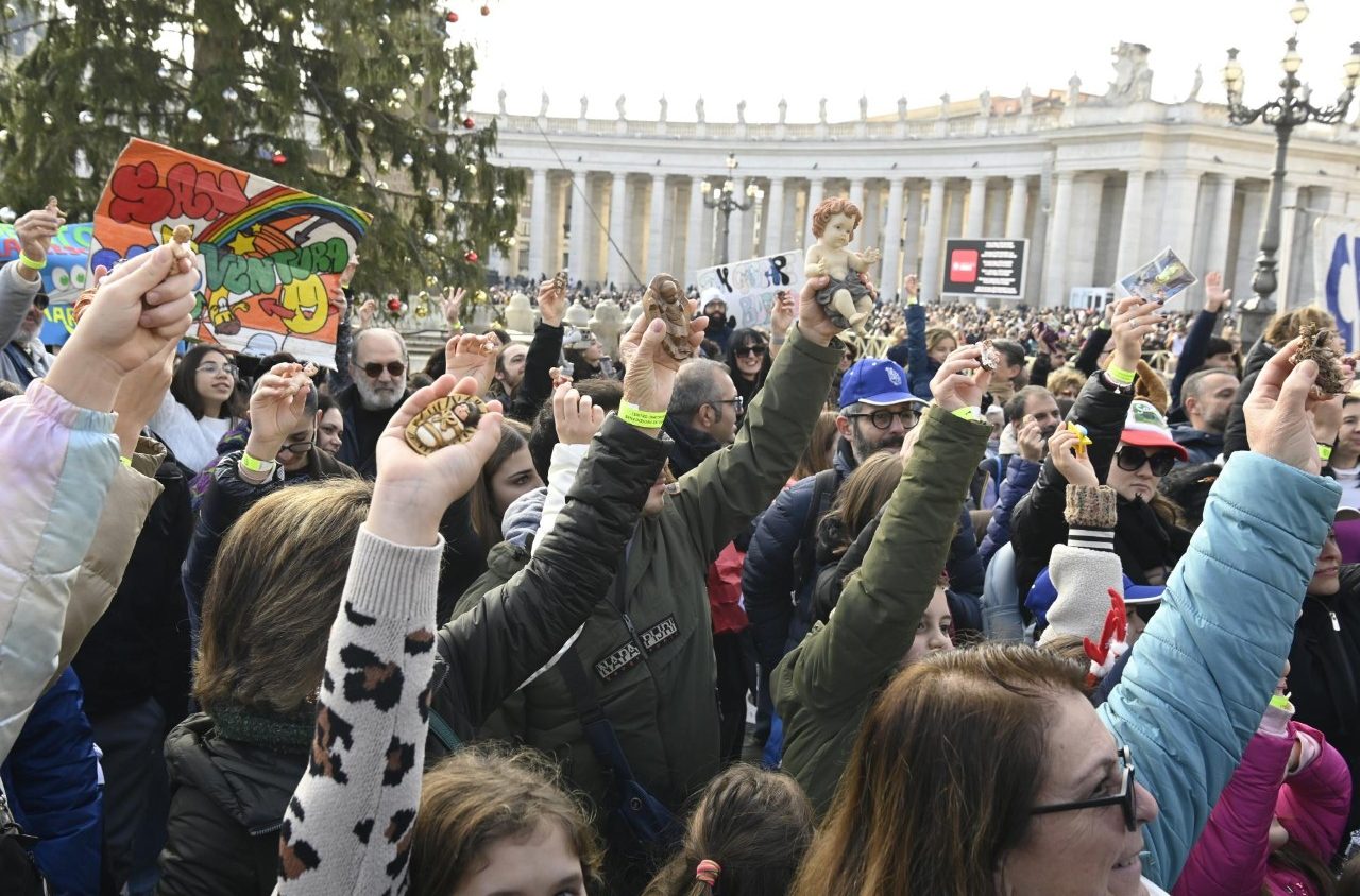 Pope blesses baby Jesus statues for Nativity scenes ahead of Christmas ...